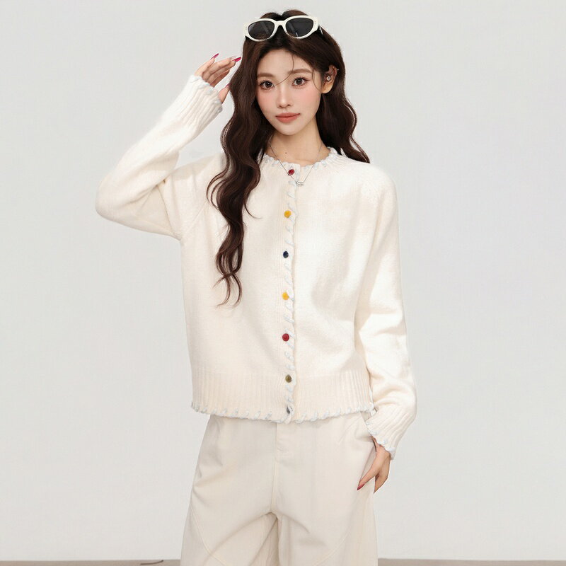 メーカー希望小売価格はメーカーサイトに基づいて掲載しています ■ この商品の特徴 ● 秋冬の厚手ニット：寒い季節にぴったりの、ふんわりと厚みのある編み目が温かさをキープします。 ● 上品なシルエット：ゆったりとしたデザインが体型を優しく包み...