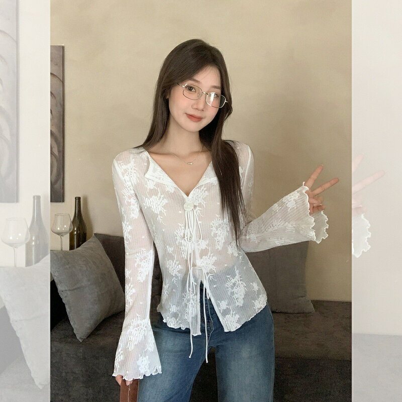 ■ この商品の特徴 ● トレンドリボンデザイン：胸元を華やかに彩る蝶々結びが、シンプルなコーデにアクセントを加えます。 ● 上品なVネックシルエット：首元がすっきり見え、重ね着をしてもすっきりとした印象に。 ● 柔らかな肌触りの素材：毎日身...