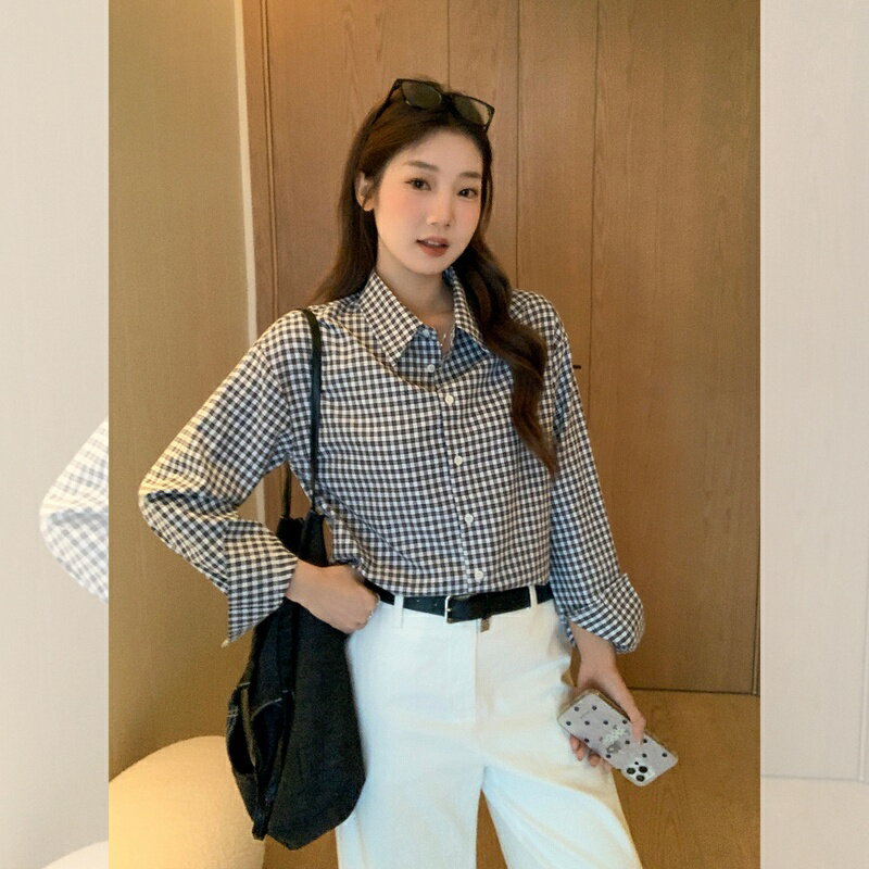 ■ この商品の特徴 ● 個性的なデザイン：モノトーンのチェック柄にポロ襟とパッチワークを組み合わせ、シンプルながらも印象的な一枚です。 ● 快適な着心地：ゆったりとしたシルエットと柔らかな素材で、一日中ストレスなく過ごせます。 ● 幅広いコ...