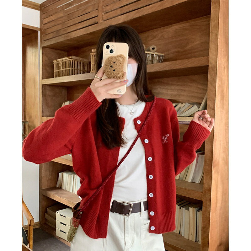 ■ この商品の特徴 ● 刺繍デザイン：胸元に施されたシンプルな刺繍が、ベーシックなニットにアクセントを加えます。 ● シェイプアップシルエット：ウエスト周りをすっきりと見せるシルエットで、美しい体型ラインを演出します。 ● 上質な肌触り：高...