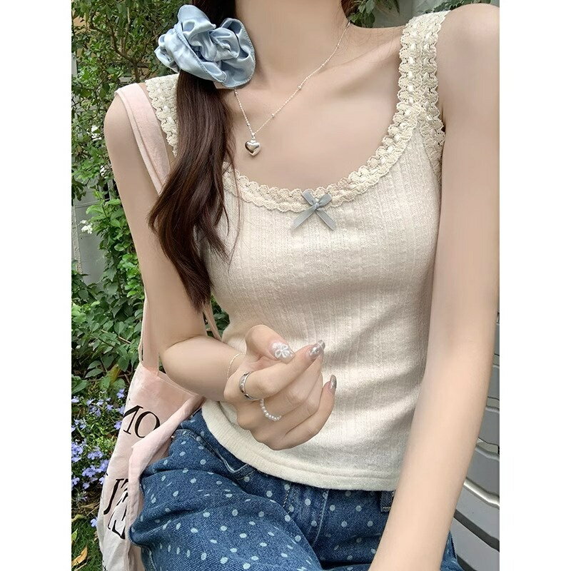 ■ この商品の特徴 ● 繊細なレースとリボンがポイント：胸元を飾るレースフリルと、可憐なリボン結びが、上品で女性らしい印象を演出します。 ● 夏に嬉しい薄手で快適素材：微弾性のあるレーヨン素材は、汗ばむ季節でもさらりとした肌触りで、一日中快...