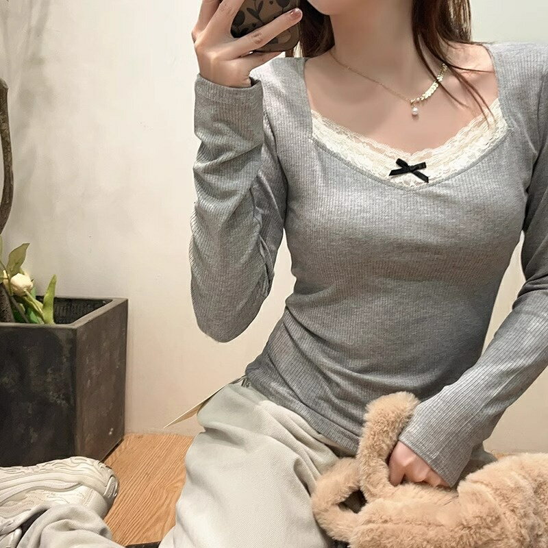 ■ この商品の特徴 ● 上品なセクシーさ：清楚なVネックラインとフェミニンなレースの組み合わせが、大人の「純欲」スタイルを叶えます。 ● 美しいシルエット：身体に程よくフィットするシルエットで、すっきりとした印象に整えます。 ● 季節を超え...