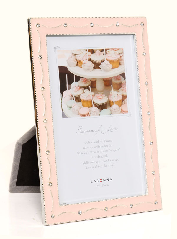 ・ゆるやかな曲線とクリスタルを交互にあしらった、フェミニンでエレガントなデザイン。 ・KG（ポストカード）サイズに対応しています。 外寸：121×171mm 内寸：103×154mm 窓寸：91×141mm 材質：亜鉛合金、エポキシ、クリス...