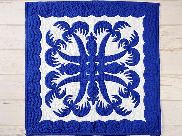 商品詳細 ハワイアンキルト　タペストリー サイズ 60cm×60cm 素　材 ポリエステル65%　綿35% ※画面上と実物では多少色具合が異なって見える場合もございます。ご了承ください。ハワイアンキルト　タペストリー 経験豊かな職人の手で一...