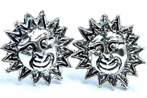 立体的で大きなフォルムでデザインされた存在感ありまくりの太陽ピアス。太陽のやさしい表情が暖かさを感じさせるシルバーピアスです。大きな太陽ピアスはこれ1個で十分にコーディネートの主役に使えるジュエリーです。耳元で微笑む太陽がいい。男女を問わず...