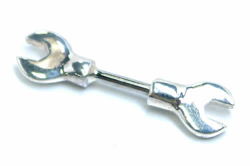 スパナをデザインしたユニークなバーベルピアス。デザイン部分はシルバー925で製作することで高級感を発揮！工具をモチーフにしたピアスは男の子に人気が高い。サイズも16ゲージなので、通常のピアスとしても使え、耳たぶだけでなくヘリックスやトラガス...