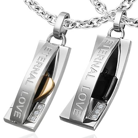 永遠の愛を誓う二人にピッタリのペア用ペンダントトップです。ステンレスチェーンだけでなく、皮ひもにも似合うおしゃれなペンダントトップ。素材にボディピアスでも使われるサージカルステンレスを使っているので傷つきにくく、アクティブに使ってもOK！そ...