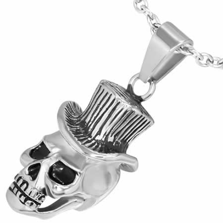 シルクハットをかぶった紳士なスカルペンダント。立体感のあるリアルな表情が見る角度によって顔を変える。素材にステンレスを使っているので傷つきにくく、アクティブに使ってもOK！その上、ボディピアスの素材としてもよく使われる医療用ステンレスなので...