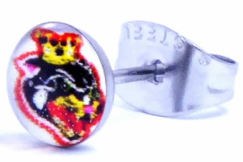 少し分かりにくいかもしれませんが、王冠をかぶった猫をモチーフにしたピアス。大きさも程よく、耳たぶだけでなくヘリックスピアスにもオススメのピアス。ボディーピアスの素材としてよく使われる医療用のサージカルステンレスを通常のピアスサイズで製作した...