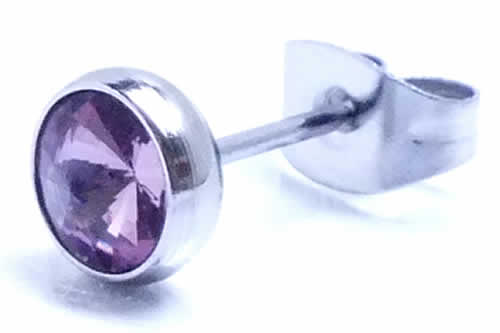 月をイメージして作られたジュエルピアス。丸型の柔らかなラインの台座に存在感のあるジルコニアがキラリと輝く。大きさ違いにソーラーピアスがあります。ボディピアスの素材としてよく使われる医療用のサージカルステンレスを通常のピアスサイズで製作したス...