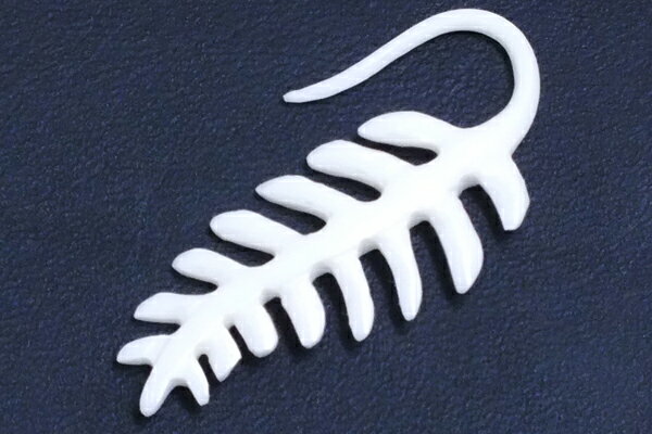 バッファローの骨で魚の骨をデザインした天然素材ボディピアス。骨は古来よりアクセサリーとして使われており、魚の骨のモチーフは、現代まで続く永遠の定番スタイルです。男女を問わず楽しめるので、ペアで愛用したり、プレゼントにもお奨めです。本物の骨で...