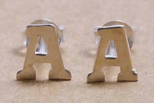アルファベット「A」をデザインしたイニシャルピアス。素材もシルバーなので高級感もあり！自分のイニシャルや好きな人のイニシャル、英語を並べて文字にしても可愛いアルファベットピアス。AIKOやMAKIなど名前もいいし、HAPPYやLOVE、US...