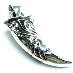 牙をイメージした先鋭なフォルムのボディにダイナミックなトライバルタトゥーを描いた相性抜群のペンダントトップ。どの角度から見ても完璧なデザインのペンダントトップは、リバーシブルなペンダントトップなので使い方は貴方しだいのシルバーアクセサリーで...