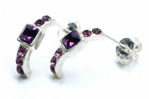 可愛らしさとセクシーさを兼ね備えたキラキラのジュエリーピアス。時計の型に作られたシルバー925の台座にキュービックジルコニアをセットした高級感のあるピアス。半円型の個性的なシルバーの台座に、スクエアカットされたキュービックジルコニアが眩しく...