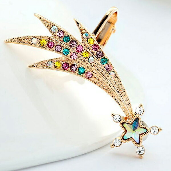 ほうき星をモチーフにしたキラキラのイヤーラップピアス。流れる星のデザインが存在感をアピール。上部にはイヤーカフ、下部はピアスになっているので耳へのホールド感もバッチリ。プレゼントとしてもきっと喜んでもらえるイヤーカフピアスです。こちらのイヤ...