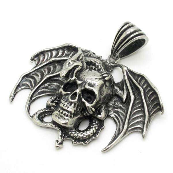 スカルに巣くうドラゴンをモチーフにしたペンダントトップ。立体感のあるリアルなデザインが他を圧倒する。素材にステンレスを使っているので傷つきにくく、アクティブに使ってもOK！その上、ボディピアスの素材としてもよく使われる医療用ステンレスなので...