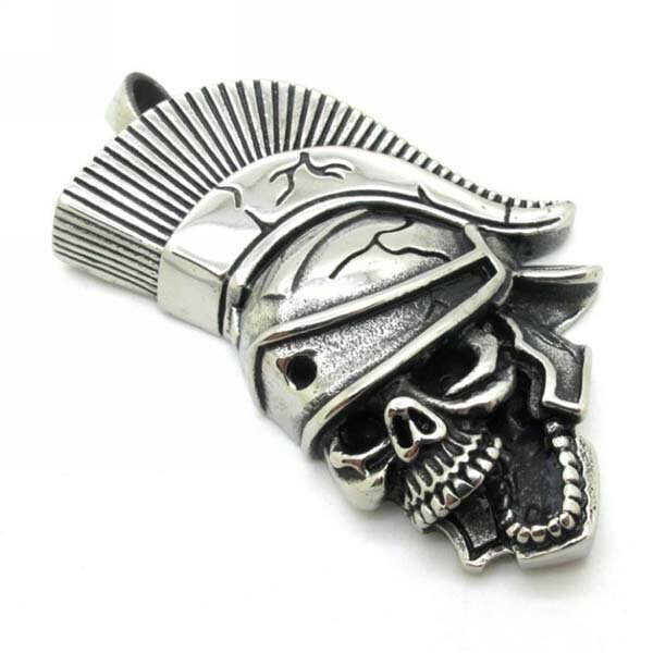 中世の兜をかぶった不気味なドクロのペンダントトップ。大きなフォルムで存在感を発揮してくれるステンレスペンダント。スタッフもおすすめのドクロペンダント。※チェーンは別売りです。 スペックこちらの太さより細いチェーンをご利用ください：約6.5m...