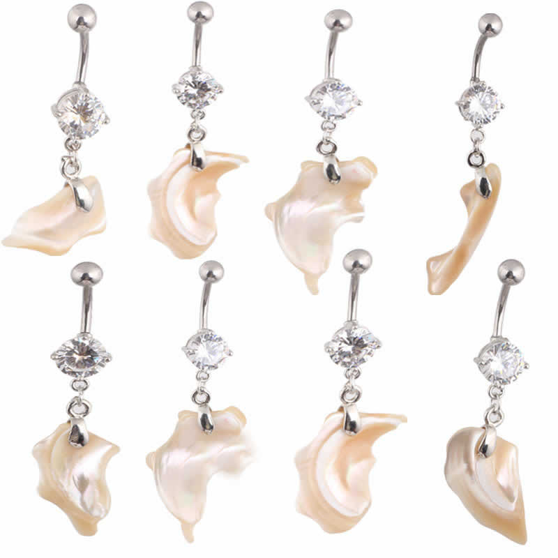 貝殻のチャームが揺れる夏の海辺にぴったりのへそピアス。天然の貝殻を使用しているので1個ずつ形も色合いも異なるのがおしゃれ。大人女子からも支持される貝のへそピアス。耳に付けても綺麗。プレゼントしてもきっと喜んでもらえる。 スペック14ゲージ（...