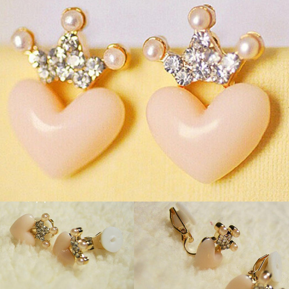 白いハートにクリスタルと真珠パールでできた王冠をデザインした大人可愛いイヤリング。カジュアルなスタイルから結婚式やパーティー、入学式や卒業式まで幅広く使えるおしゃれなイヤリング。穴あけ不要で挟むだけで簡単装着できるイヤリングは、幅広い層から...