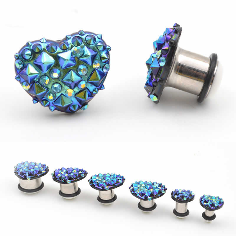 青いオーロラ色のハートにパンクロックなスタッズとジルコニアを散りばめた幻想的なボディーピアス。個性を発揮できるデザインが存在感をアピールしてくれるシングルフレアアイレット型ボディピアス。パンクなデザインなのでハートだけどメンズでもレディース...