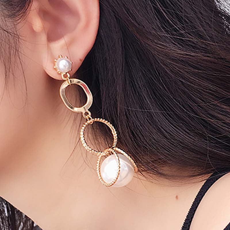 大きなパールのチャームをリングの中に閉じ込めたチャームを真珠のスタドピアスにセットした優雅なファッションピアス。大きなモチーフと高級感のあるイミテーションパールが大人の女性を演出してくれるチャームピアス。どこから見ても綺麗な女性に人気のスタ...