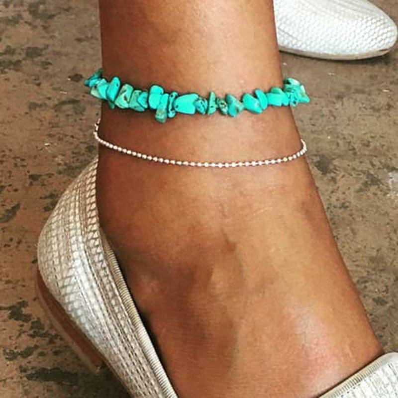 天然石風のトルコ石ブルーのサザレビーズのアンクレットとゴールドカラーの細身のボールチェーンをつなげた2連風のおしゃれなアンクレット。 ターコイズのようなイミテーションビーズがインディアンジュエリー感を遺憾なく発揮してくれる。そのアンクレット...