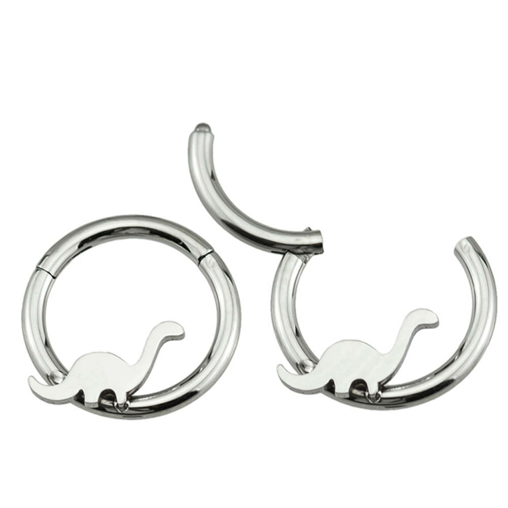 ワンタッチで装着できるヒンジ付きクリッカー型のボディピアスに恐竜をデザインしたリングピアス。蝶番がついて開閉できる16ゲージのシームレスリングは、簡単に到着できるので男性からも女性からも人気のボディーピアスです。耳たぶやヘリックス、トラガス...