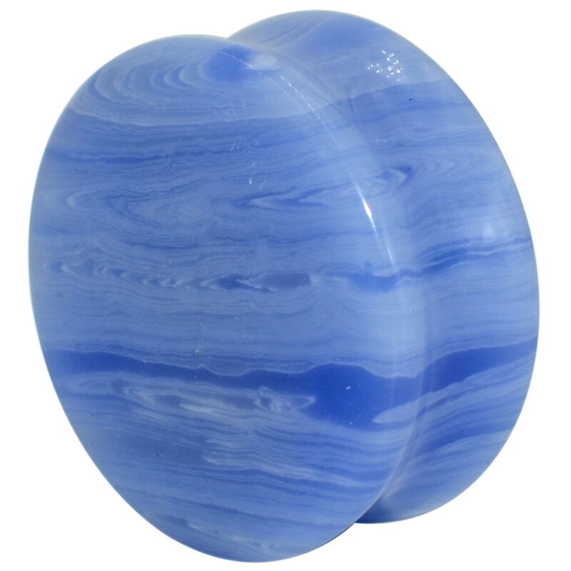 天然石の青色の縞模様が特徴のブルーアゲート（瑪瑙・めのう）でできた綺麗なストーンプラグ。両側が広がったダブルフレア型のボディピアスはキャッチのゴムなども必要ないので見た目もすっきりした男性からも女性からも人気の天然石プラグボディーピアス。装...