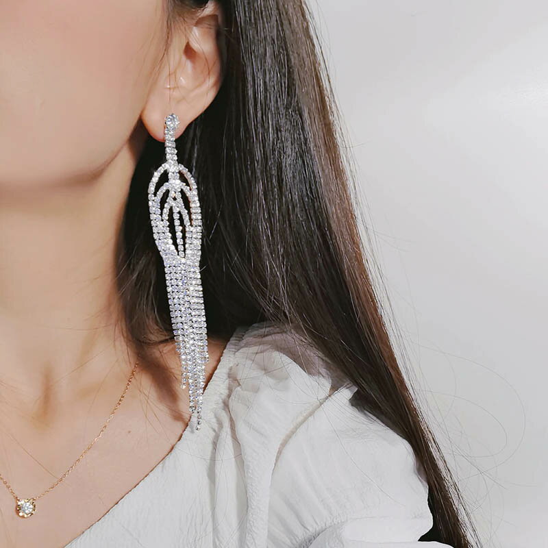 アーチ形の神聖なイメージのロングタイプのセクシーなキャッチピアス。 優雅に揺れるロングピアスはドレッシーで結婚式や披露宴の新婦さんにぴったりのスタッドピアス。 ウェディングドレスだけでなくハロウィンのプリンセスのコスプレや夜のお仕事のキャバ...