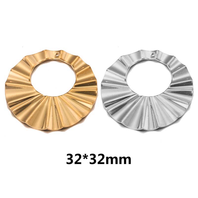 丸型のプレートを波打たせ丸い大きな穴をカットアウトしたDIYできるようにチャーム用の丸穴を開けたステンレス製のクラフトパーツ。 別売りのマルカンやバチカンを使ってピアスやアンクレット、ネックレスやチョーカー、ブレスレットやペンダント、ボディ...