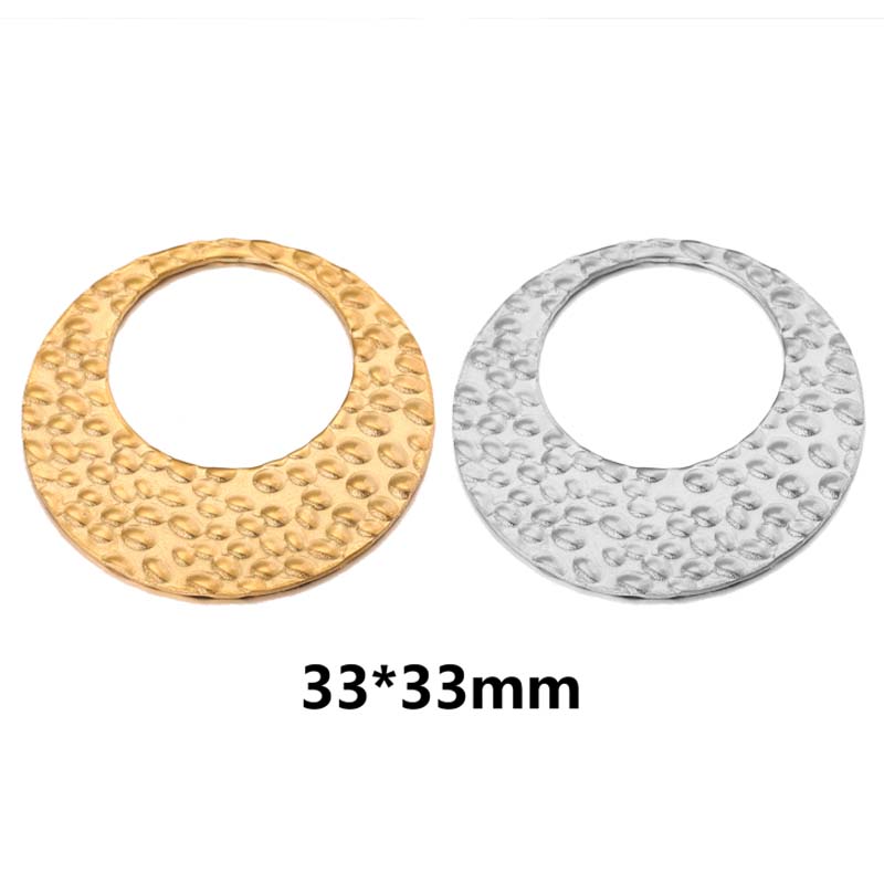 丸型のプレートに穴を開け凹凸をデザインしたまるで三日月のようなDIYできるようにチャーム用の丸穴を開けたステンレス製のクラフトパーツ。 別売りのマルカンやバチカンを使ってピアスやアンクレット、ネックレスやチョーカー、ブレスレットやペンダント...