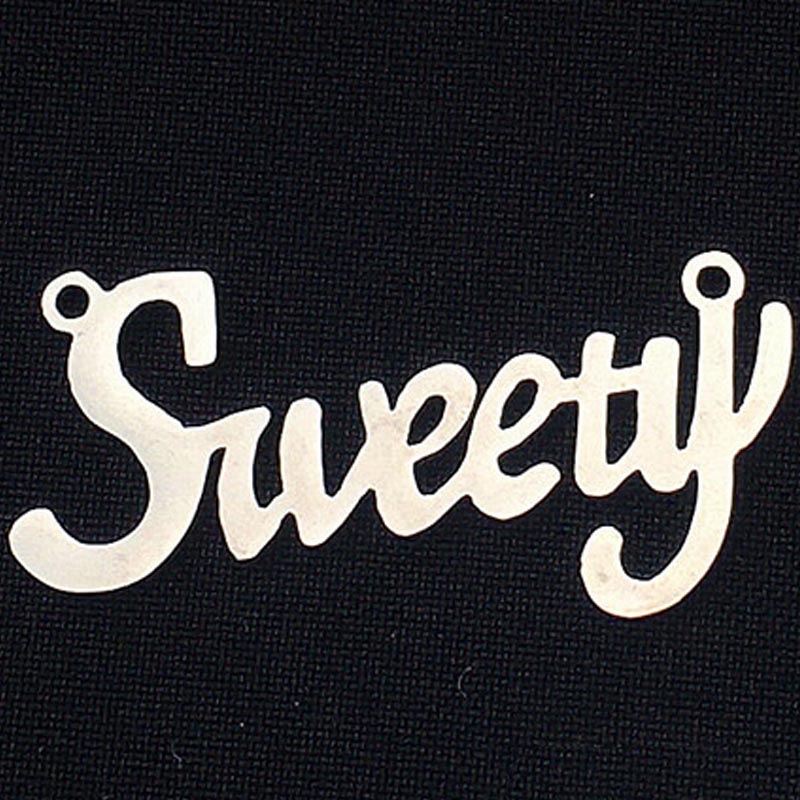 英語のアルファベットでSWEETYとデザインした両側にマルカン（丸環）でチェーンを繋げることができるように穴をセットしたDIY用コネクターパーツ。 男性からも女性からも中世からも人気のメッセージのハンドメイド用のステンレスパーツは、ブレスレ...