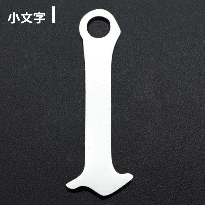 ブラックレターやフラクトゥールやオールドイングリッシュともいわれる古い英語の文字をデザインしたゴシックスタイルのDIY用ステンレスパーツ。 大文字タイプと小文字タイプもあり自分のスタイルに合わせて使えるイニシャルパーツ。男性からも女性からも...