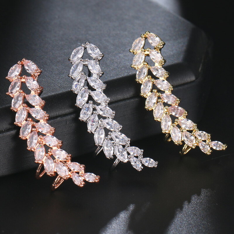 葉をモチーフにしたイヤカフピアスにクリスタルのキュービックジルコニアが光るキラキラのパベスタイルのイヤラップピアス。 キラキラのジュエルストーンを散りばめた高級感のあるイヤフックピアス。 カラーも銀色シルバー、金色ゴールド、ピンクゴールドか...