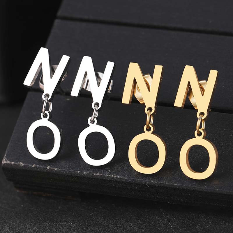 英語のアルファベットでNO（ノー）とデザインしたユニークで個性的なステンレスピアス。 メッセージ性のある英語の文字のピアスはYESもあるので合わせてコーデしても面白いステンピアス。 地金の素材は安心丈夫なステンレスに、金色のゴールドメッキと...