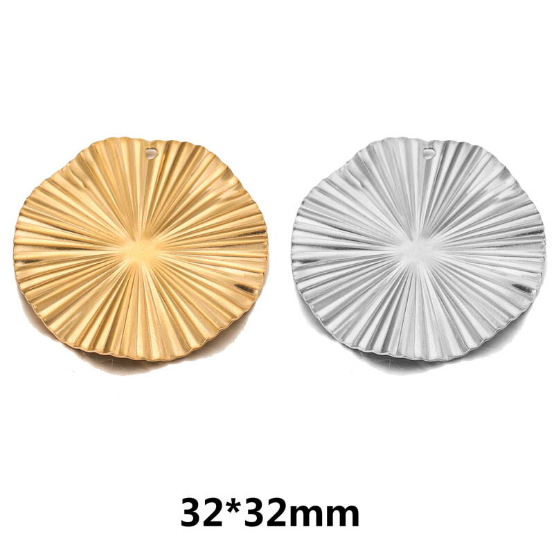 丸型のプレートに波のようなウェーブの凹凸をデザインしたDIYできるようにチャーム用の丸穴を開けたステンレス製のクラフトパーツ。 別売りのマルカンやバチカンを使ってピアスやアンクレット、ネックレスやチョーカー、ブレスレットやペンダント、ボディ...