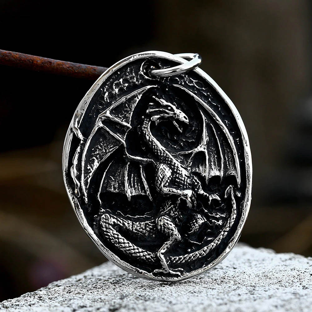 サージカルステンレス316L製の楕円形のアンティークなフレームに翼のある竜、翼竜を封印したようなドラゴンをモチーフにしたペンダントトップ。まるで彫刻品のような見事なデザインワークが、見る人を圧倒するドラゴンペンダントトップです。立体感のある...