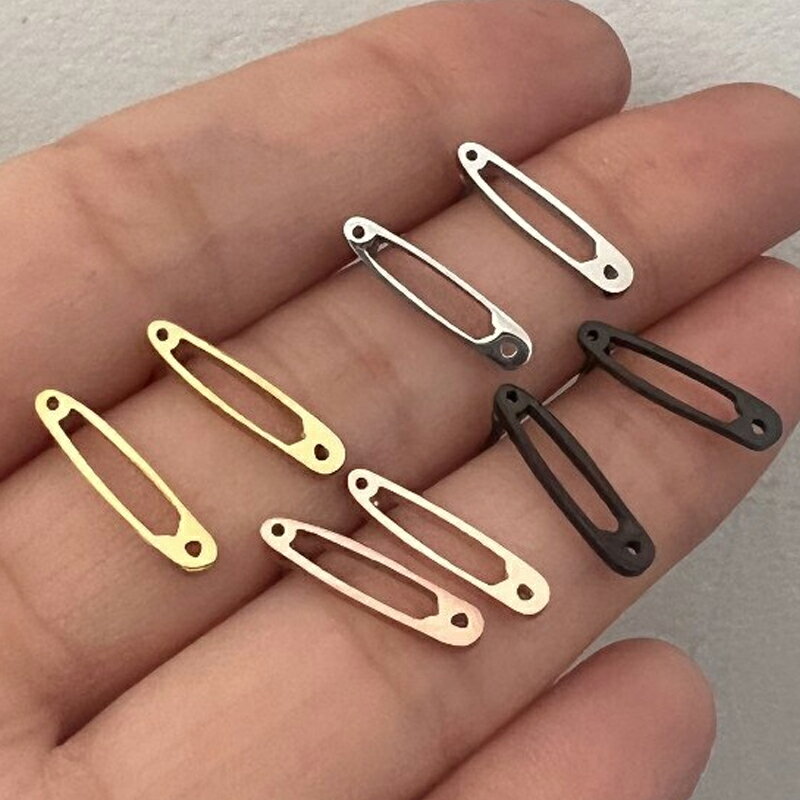 安全ピンをモチーフにしたユニークで面白くパンクロックなキャッチタイプのステンレスピアス。 男性からも女性からも人気の安ピンのステンレスピアスは、耳たぶのイヤーロブはもちろん、軟骨ヘリックスにもオシャレに決まるステンピアスです。 カラーも銀色...