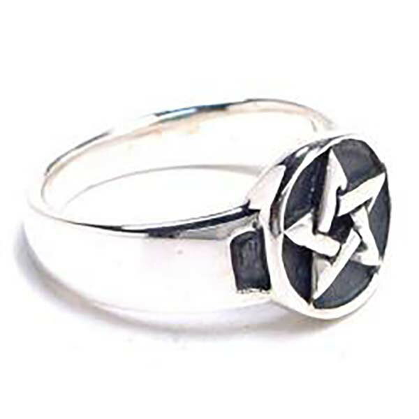 シルバーリングのトップに丸型のプレートをセットし、そこに星をデザインした星の指輪です。 黒のプレート銀色の星が綺麗に輝く星のリングは見事。コントラストを聞かせた星の指輪はお奨めのシルバーリングです。 シルバーリングの中でも星をモチーフにした...