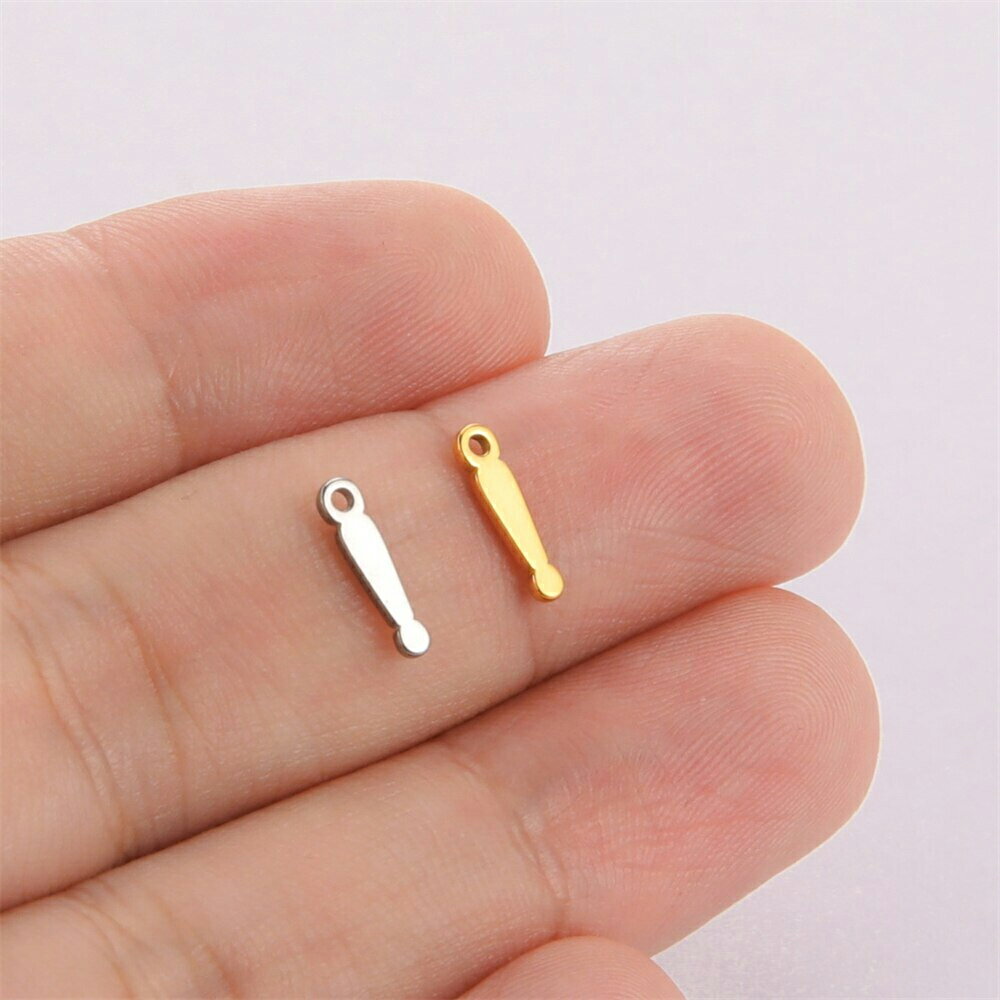 小さいフラットなエクスクラメーションマーク（！）をモチーフにしたステンレス製のチャームパーツ。 シンプルなビックリマークが面白いDIY用クラフトパーツ。 カラーも金色ゴールドと銀色シルバーから選べる小さめのステンレス部品は、男性からも女性か...