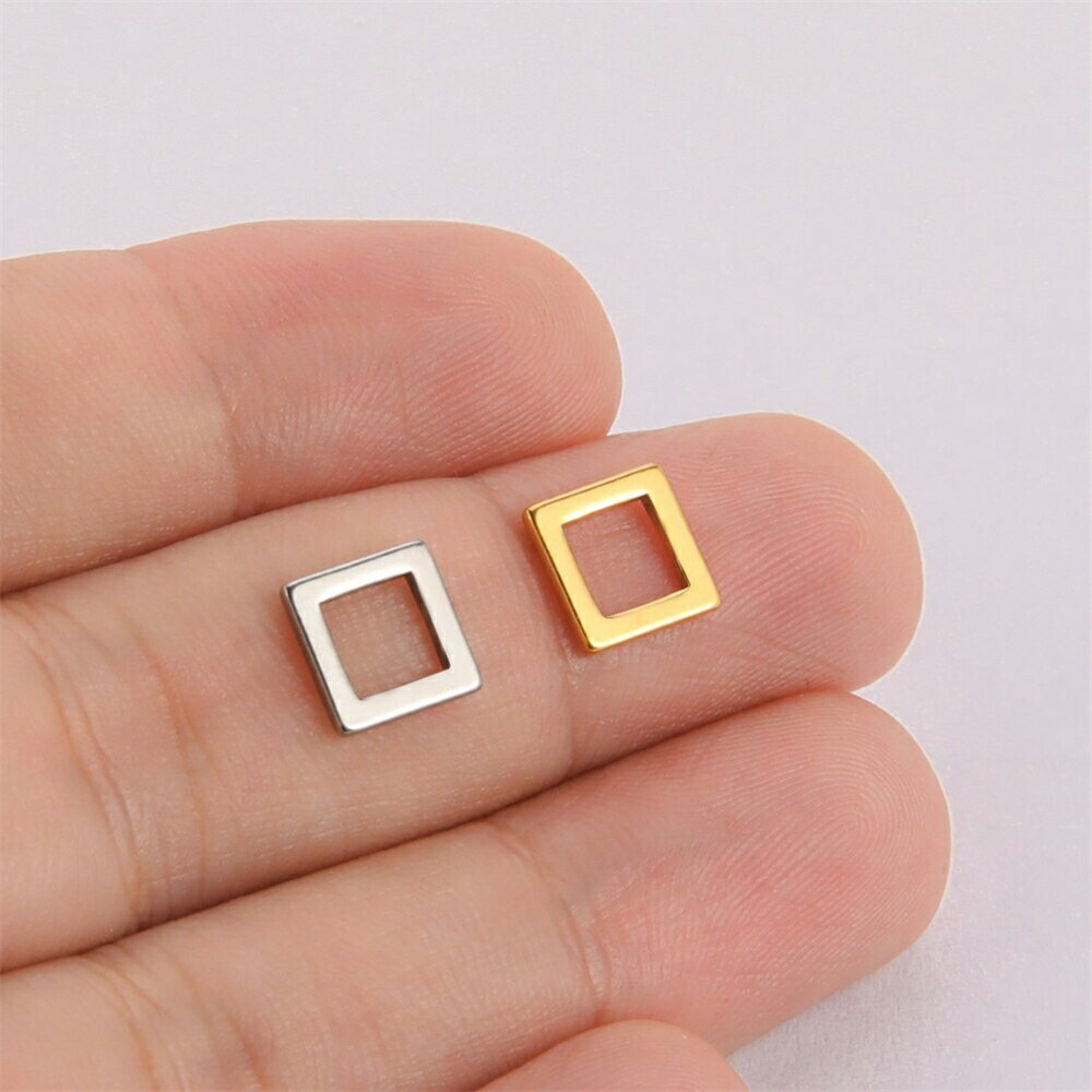 小さいフラットなフレームの四角形をデザインにしたステンレス製のチャームパーツ。 シンプルな四角形のDIY用クラフトパーツ。 カラーも金色ゴールドと銀色シルバーから選べる小さめのステンレス部品は、男性からも女性からも人気。 素材も安心のステン...