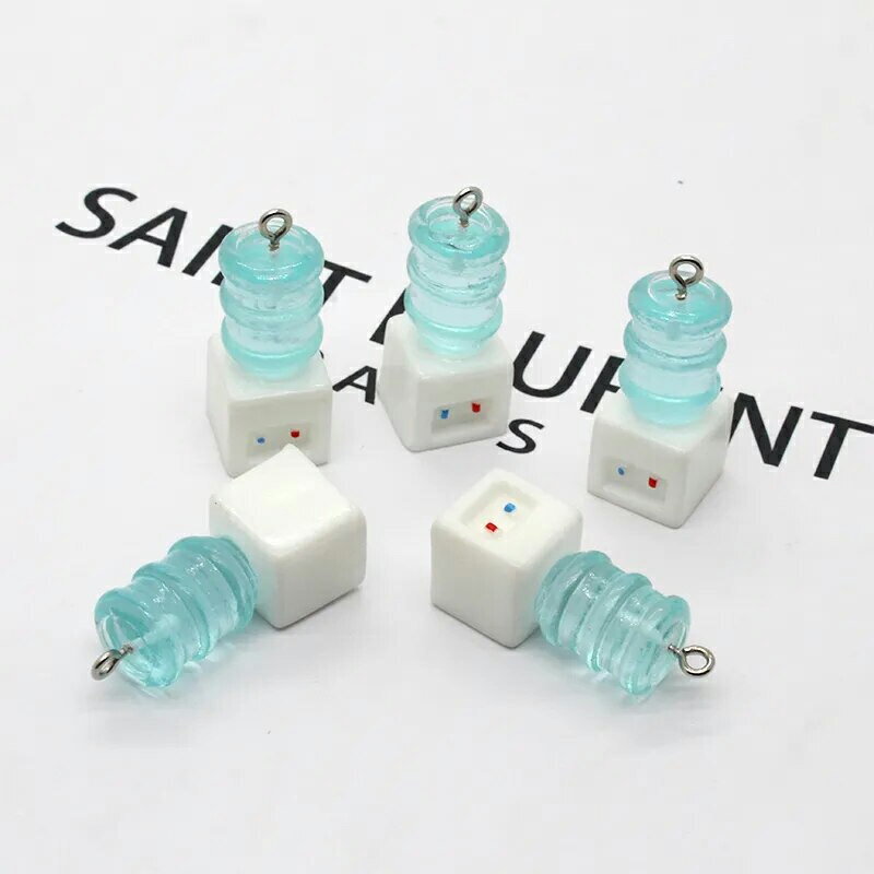 ウォーターサーバーにチャーム用のマルカンが付いたDIYクラフトパーツです。 リアルでおもしろいドリンクサーバーに丸カンパーツが付いたペンダントトップやキーホルダー、ピアスやイヤリングのチャームにすぐ使えるハンドメイドで自作する人にはお勧めの...