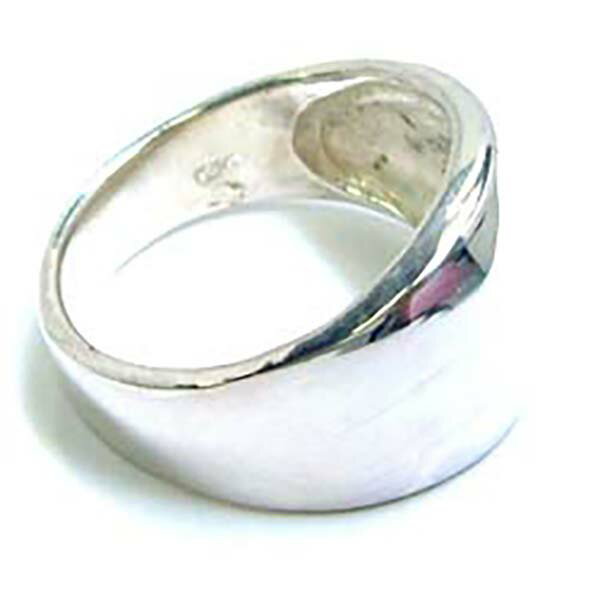 プレーンリングの代表作。V字カットされた甲丸タイプのシルバーリングです。 ふっくらとした丸みのあるシンプルリングは男女を問わず幅広い層から支持されるお気に入りのリングです。 シルバーリングのアームの部分を細身にすることで、装着のしやすさを追...