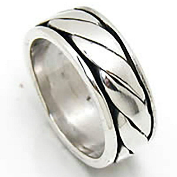 大きめに編みこんだロープ状のデザインを施した重厚感のあるシルバーリングです。 他のアクセとのコーディネート次第でいろんな表情をみせてくれるシルバーリングです。 シンプルですが存在感のあるデザインのシルバーリングなのでペアリングやペンダントト...