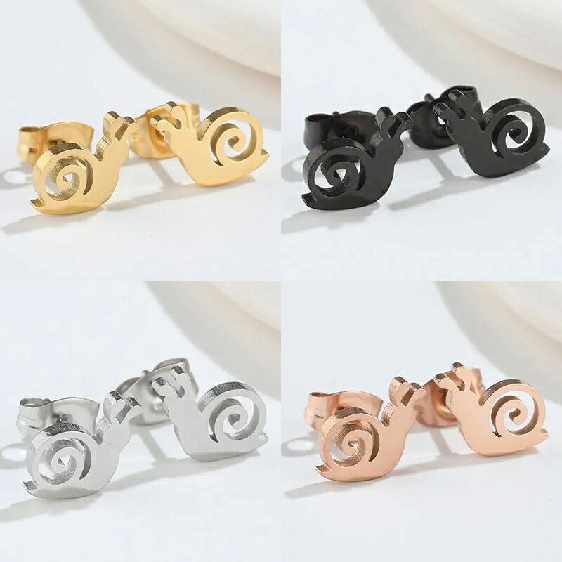 蝸牛（かたつむり）をモチーフにした可愛いステンレス素材のスタッドピアス。 梅雨の時期にもおすすめのカタツムリのピアスは彼氏や彼女から人気のステンレスピアス。 カラーも黒色ブラック、銀色シルバー、金色ゴールド、ピンクゴールドから選べます。 ポ...