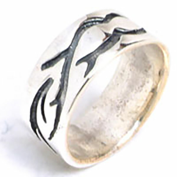 シンプルなシルバーリングにイバラのトライバルを刻み込んだトライバルリングです。 シャープに流れる綺麗なイバラのトライバルが放つ魅力は絶品のデザインリング。 ハードすぎないトライバルリングは女性にもオススメのシルバーリングです。 ペアリングに...