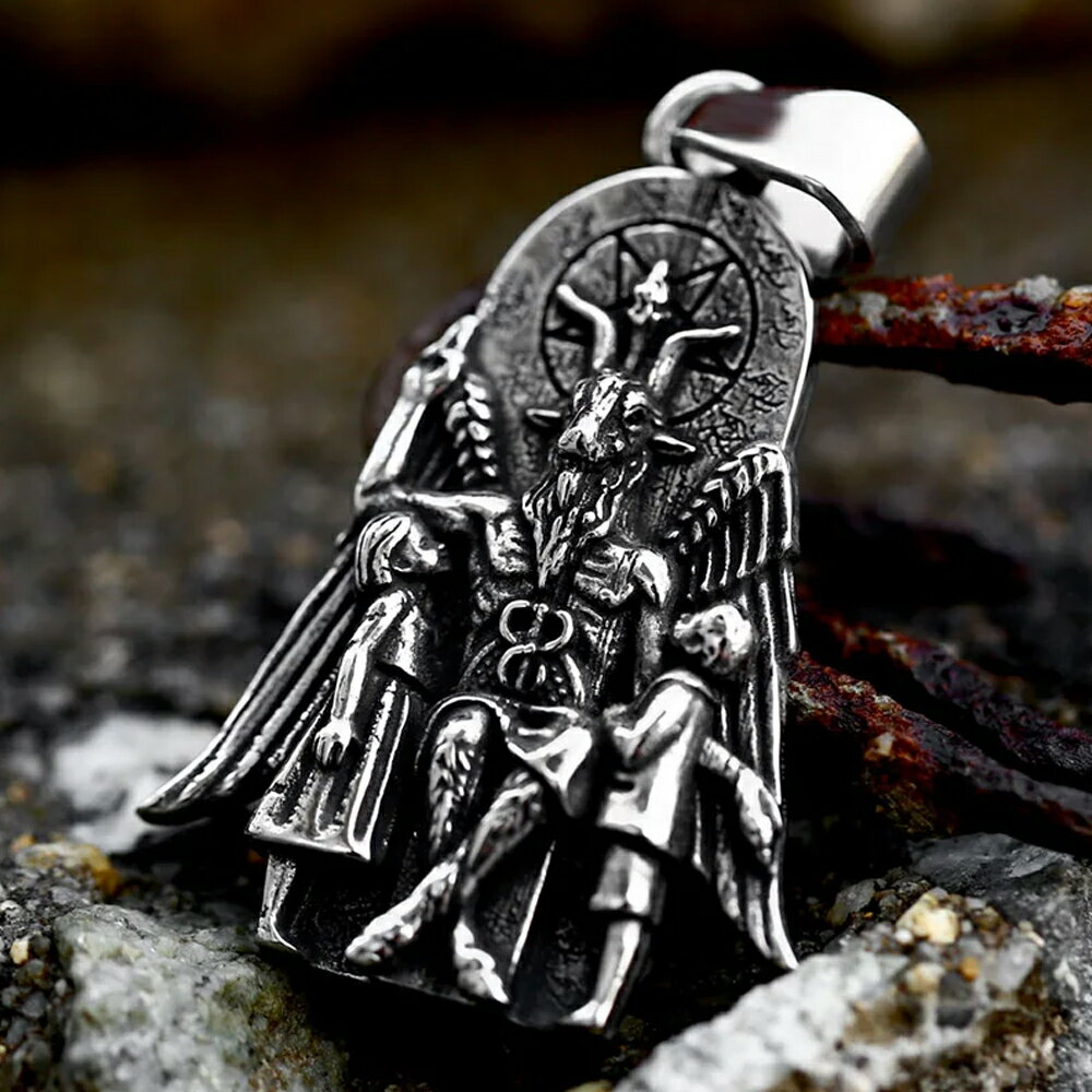 サタンをモチーフにした不気味な悪魔の横にアダムとイブをデザインしたサージカルステンレス316L製のペンダントトップ。 存在感のある見事なデザインは男性からも女性からも人気のステンレスパーツです。 別売りの革ひもやステンレスチェーンに通してネ...