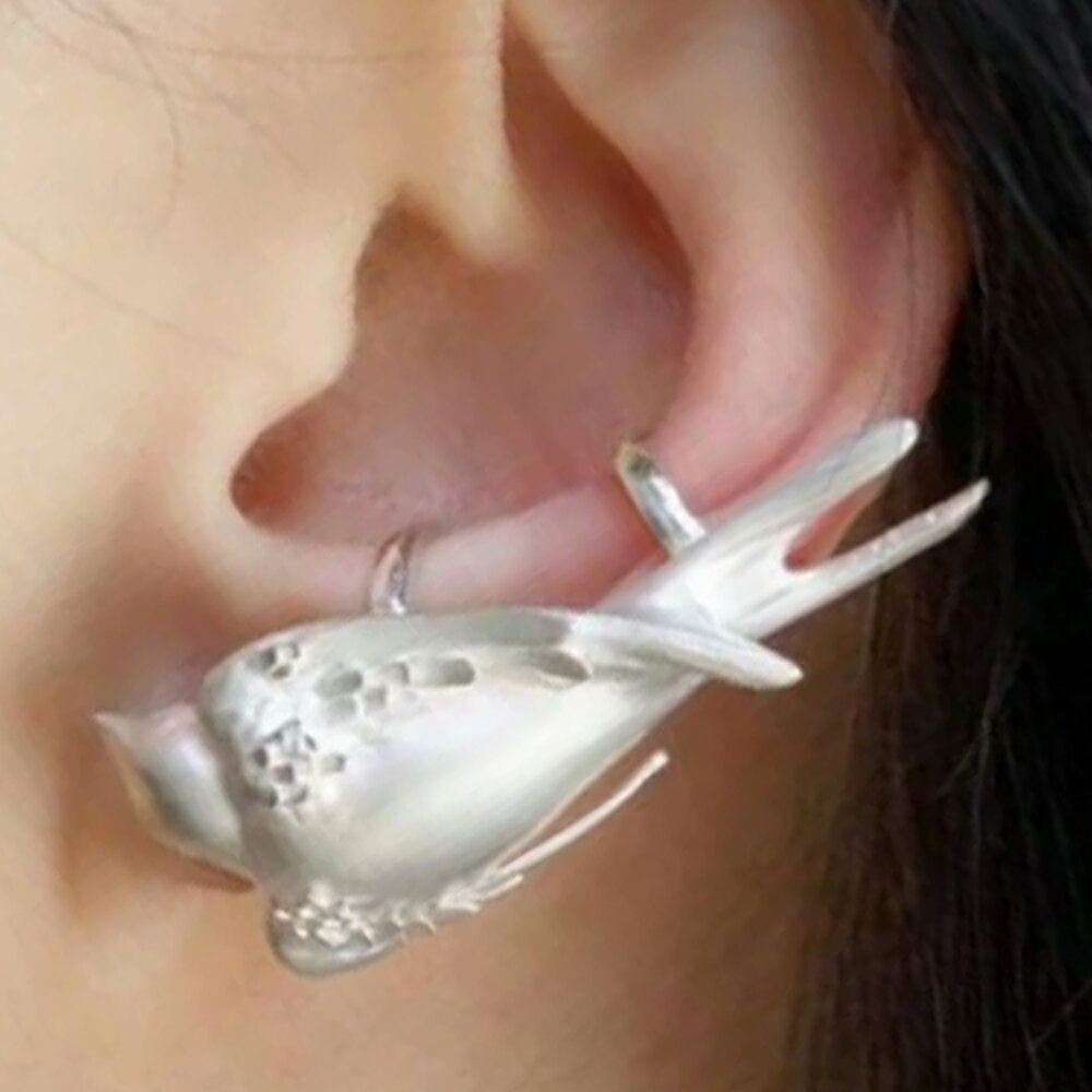 ホワイトシルバーのような艶消し加工した高級感のある鳥をモチーフにしたイヤーカフ。大きくて立体感のある鳥のノンホールピアスタイプのイヤーカフ。 綺麗なシルバー色のイヤカフが存在感をアピールしてくれる大人可愛いイヤリング。 2か所のクリップで固...