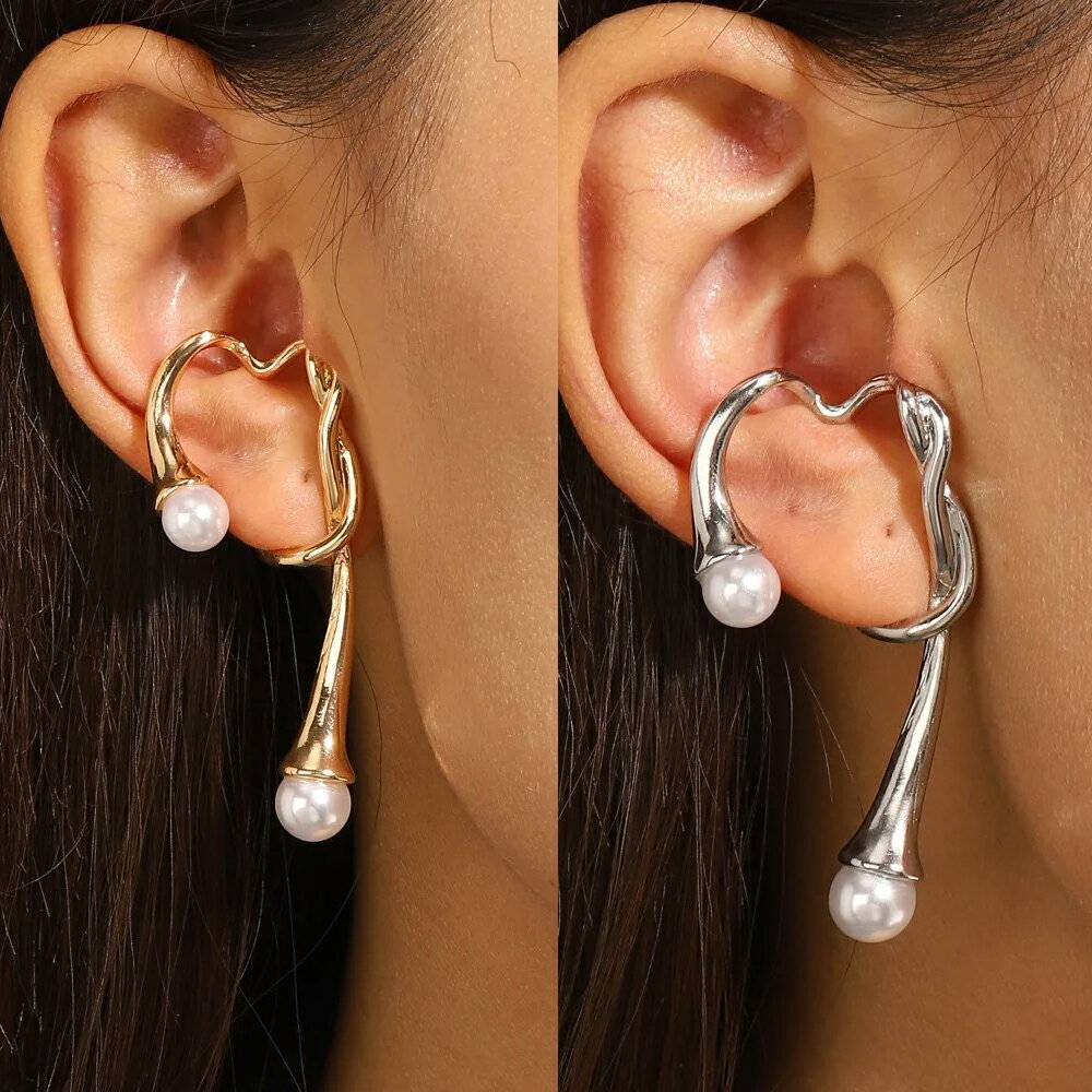 不思議な形状の先端にイミテーションの真珠をセットしたおしゃれなイヤーカフ。一見すると装着方法が難しそうなオシャレ上級者向けのノンホールピアスタイプのイヤーカフ。 イミテーションの真珠と綺麗なデザインのイヤカフが存在感をアピールしてくれる大人...