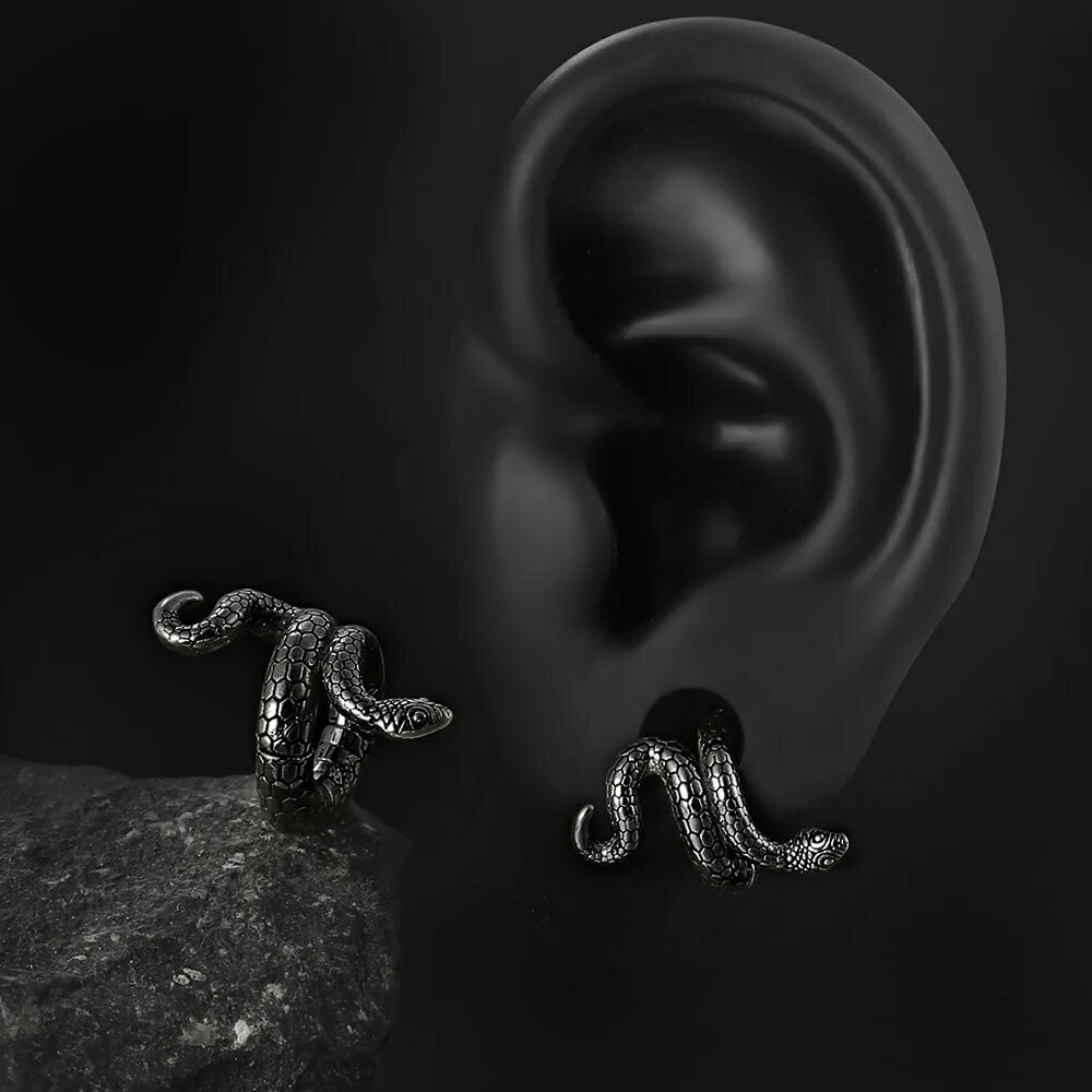 黒色のコーティングを施したサージカルステンレス316L製の蜷局（とぐろ）を巻いたヘビをモチーフにした磁石で簡単に開閉できるヒンジタイプのボディーピアス。 蛇をモチーフにしたクリッカータイプのボディピアスは、耳に装着するとまるで耳にクルクル巻...
